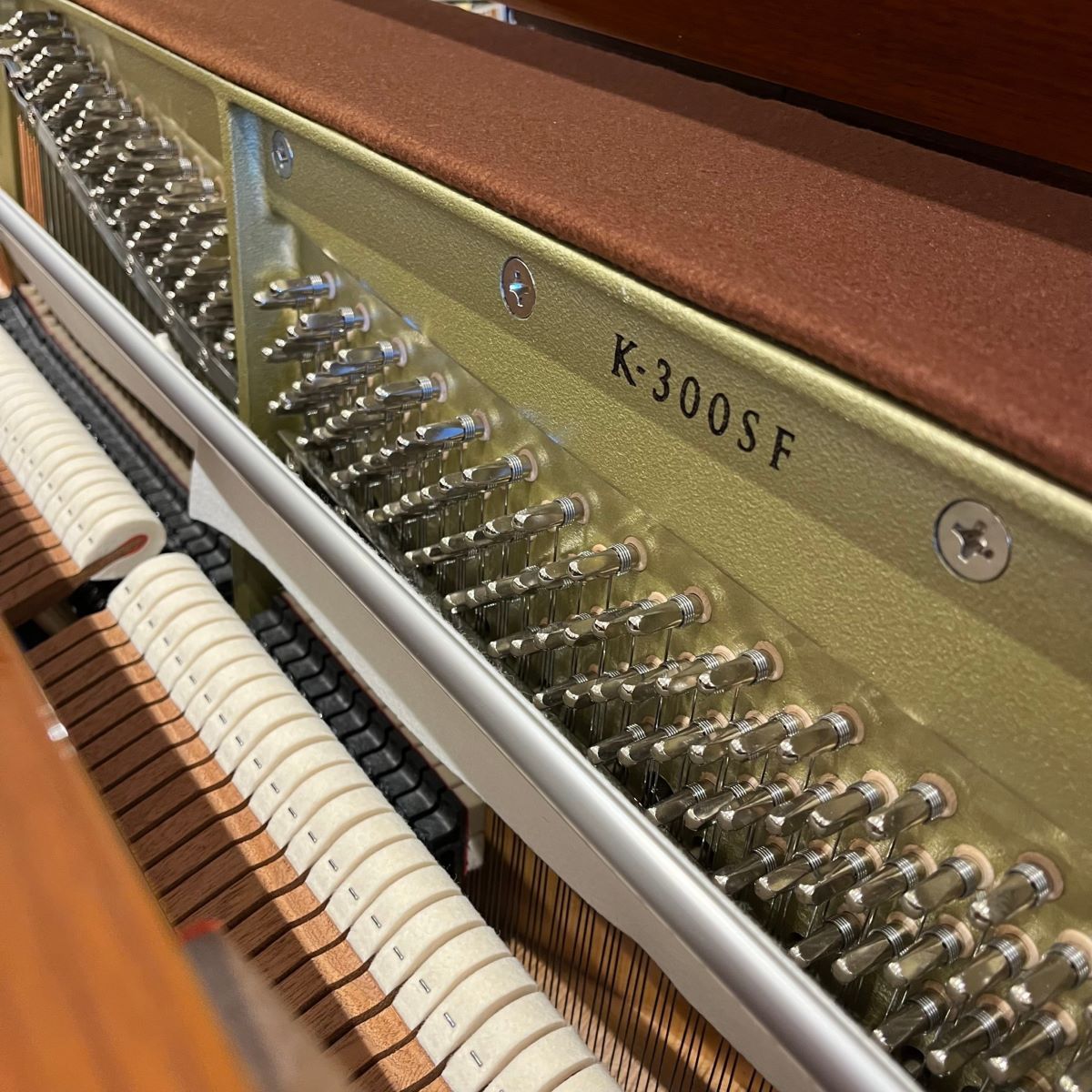 KAWAI K-300SF WNP ウォルナット艶出し仕上げ アップライトピアノ 88鍵盤 島村楽器オリジナルモデル 猫脚 日本製（新品/送料無料）【楽器検索デジマート】